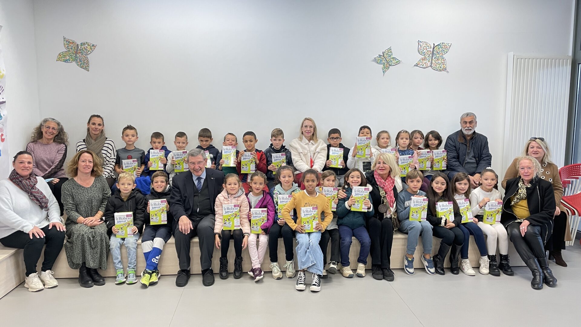 Distribution du dictionnaire le Robert Junior illustré pour les élèves ...